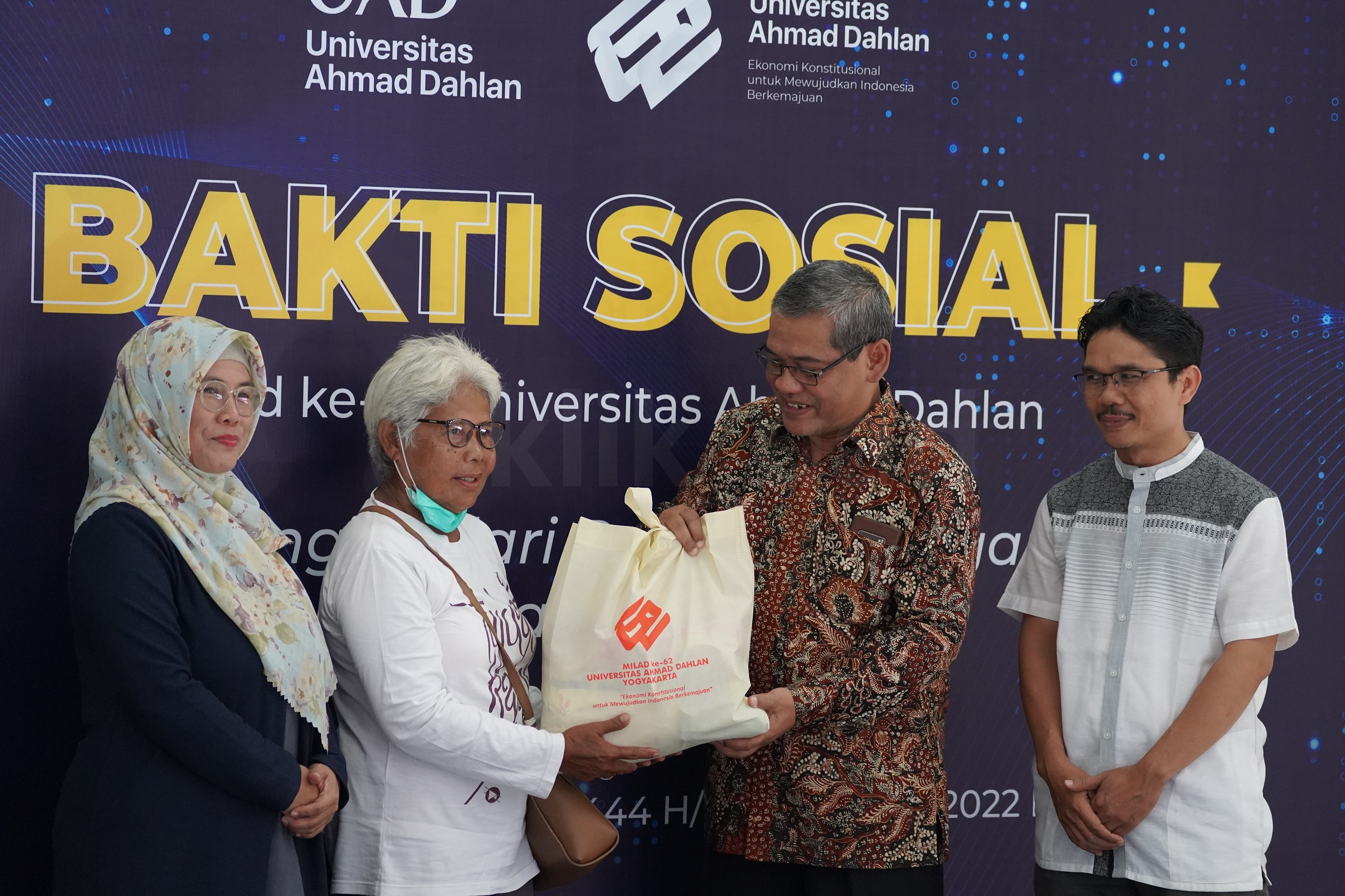 Wujud Syukur pada Milad ke-62, UAD Adakan Bakti Sosial