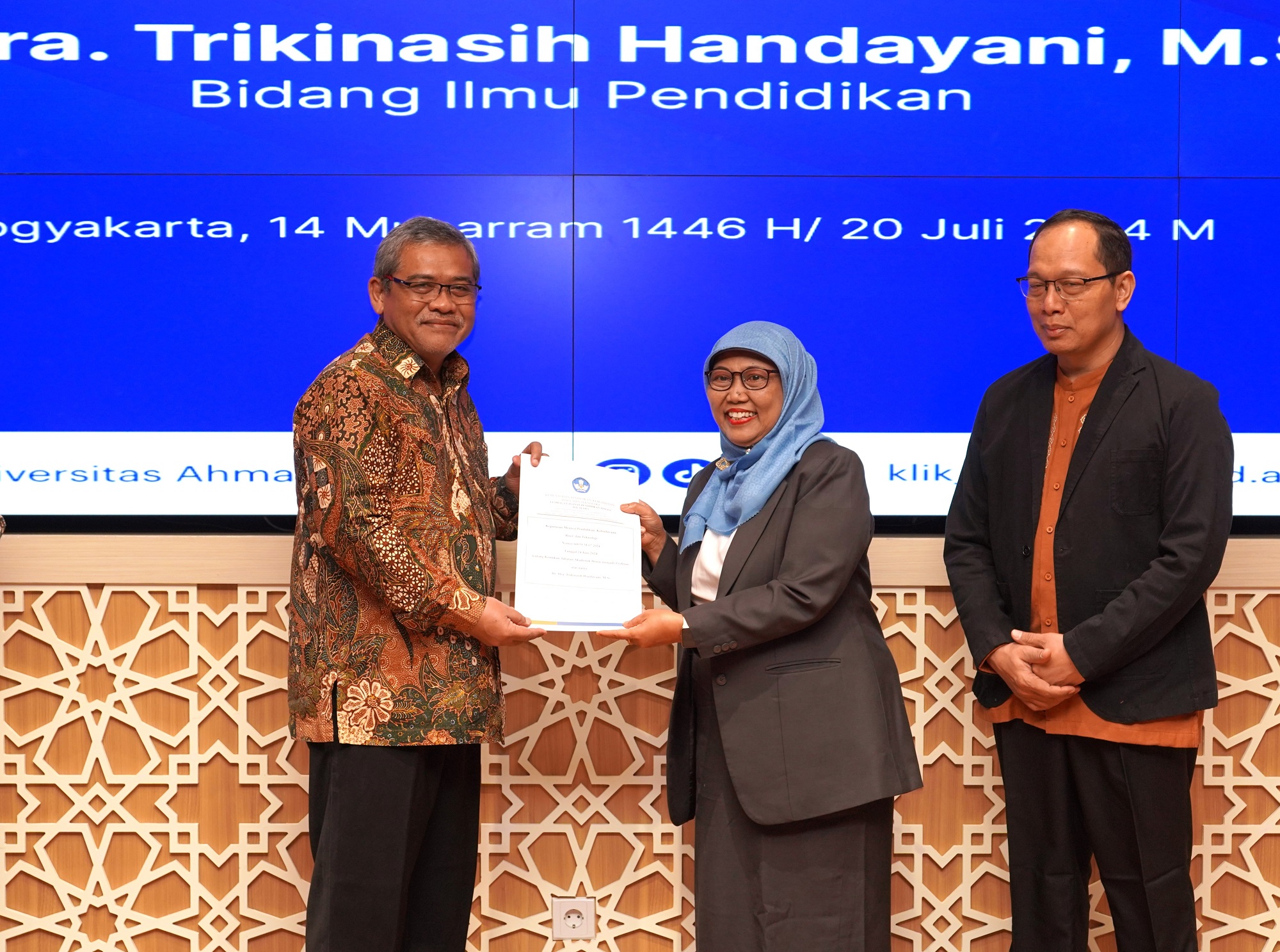 Dosen UAD Terima SK Guru Besar Bidang Ilmu Pendidikan - News Portal of ...